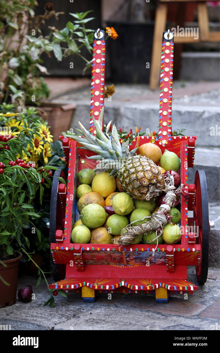 Push in the back hi-res stock photography and images - Alamy