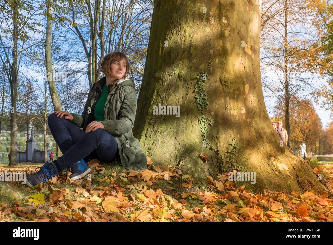 Sitting at tree hi-res stock photography and images - Alamy