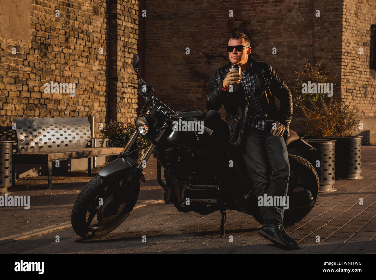 Man leaning on motorcycle hi-res stock photography and images - Alamy