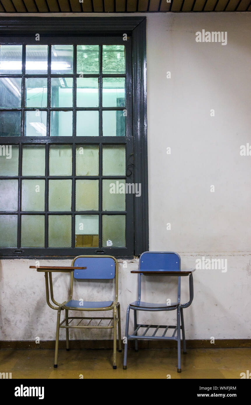 Empty classroom desk hi-res stock photography and images - Alamy