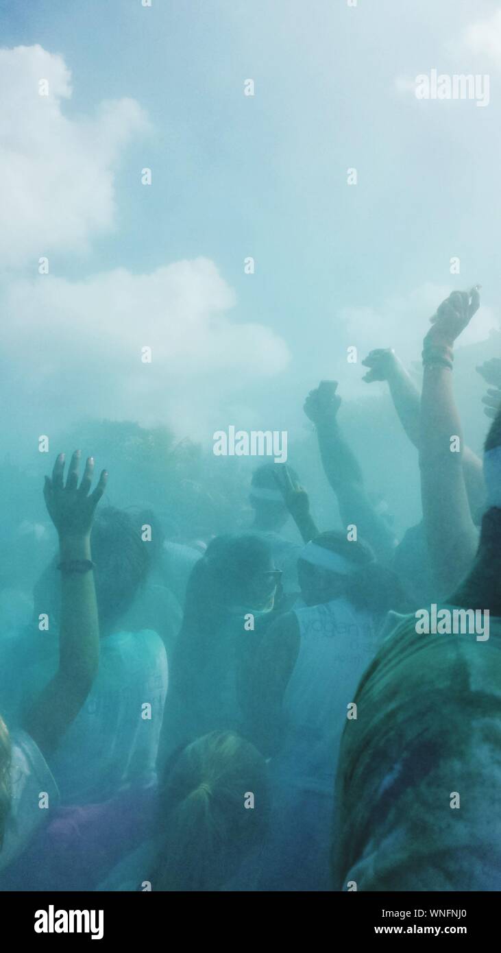 Large crowd dancing hi-res stock photography and images - Alamy