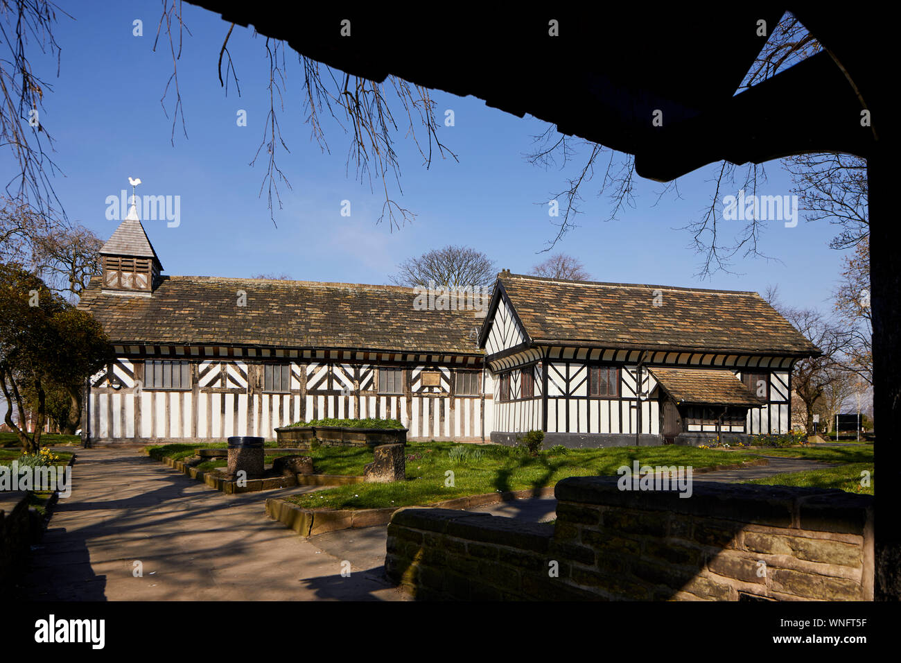 Grade ii listed tudor building hi-res stock photography and images - Alamy