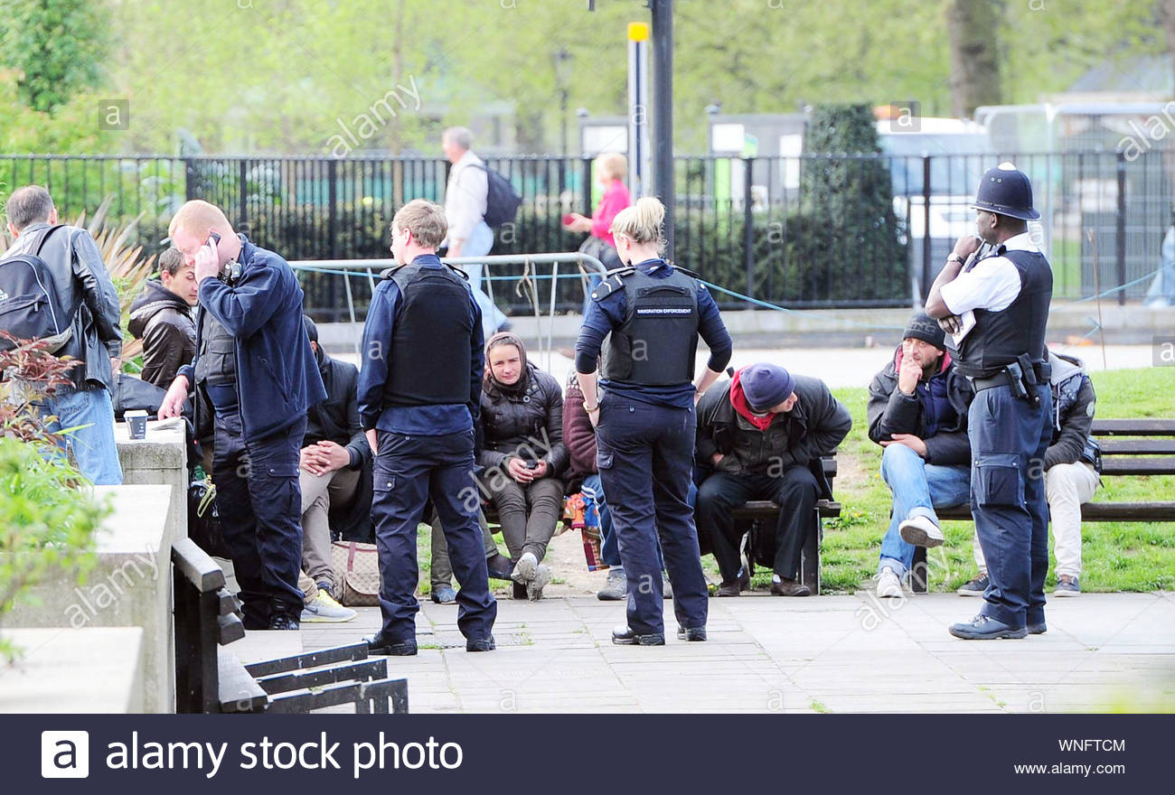 Immigration Officers Uk Stock Photos & Immigration Officers Uk Stock ...