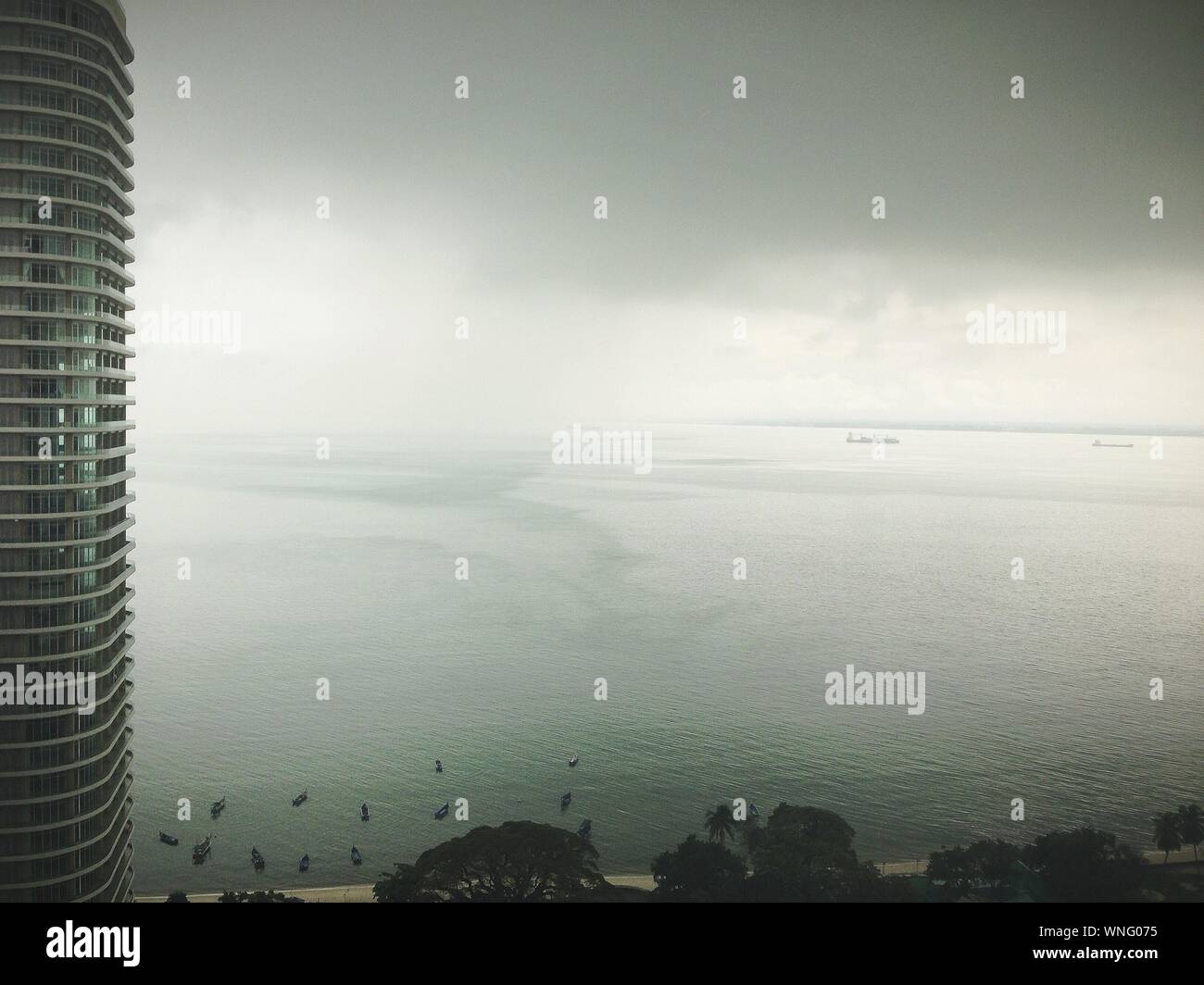 Rain cloud over ocean hi-res stock photography and images - Alamy