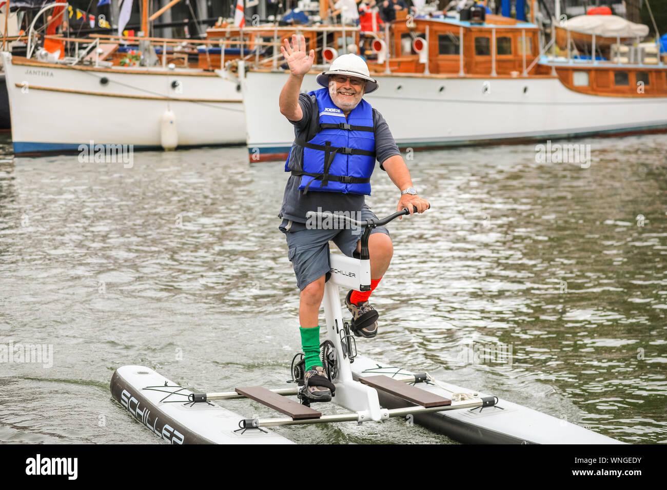 Royal barges boats ships vessels hi-res stock photography and images ...