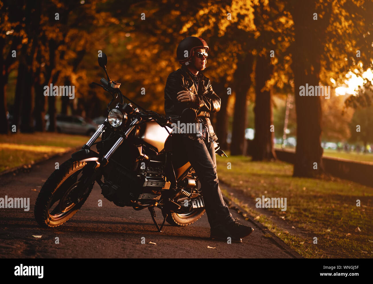 Man leaning on motorcycle hi-res stock photography and images - Alamy