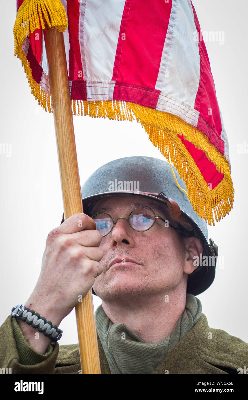 Holding flag hi-res stock photography and images - Alamy