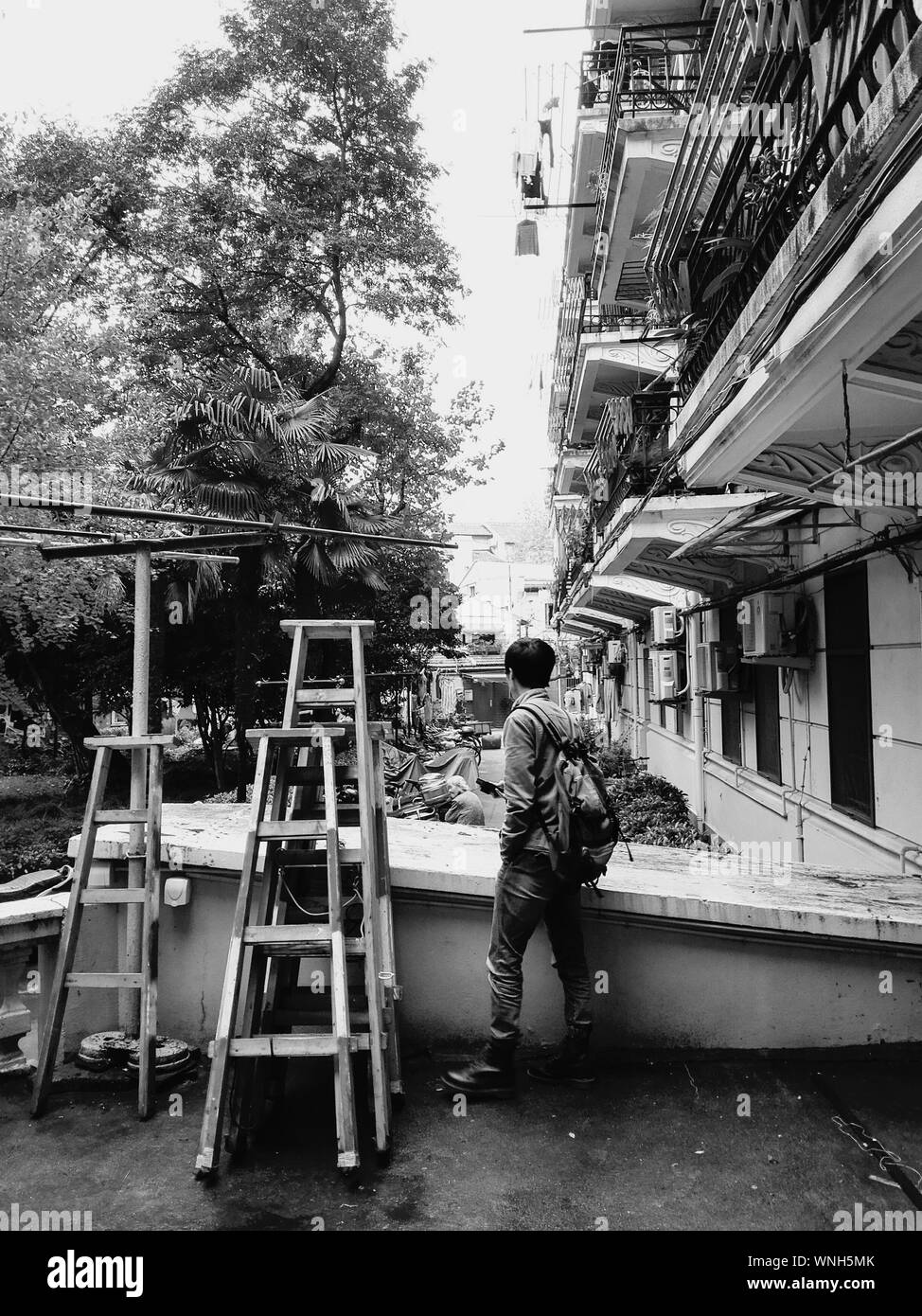Building ladders hi-res stock photography and images - Alamy