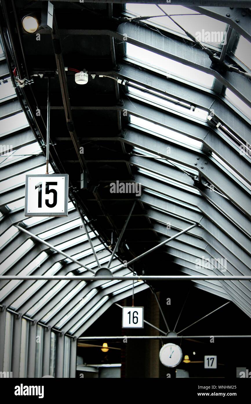 Hanging plates hi-res stock photography and images - Alamy