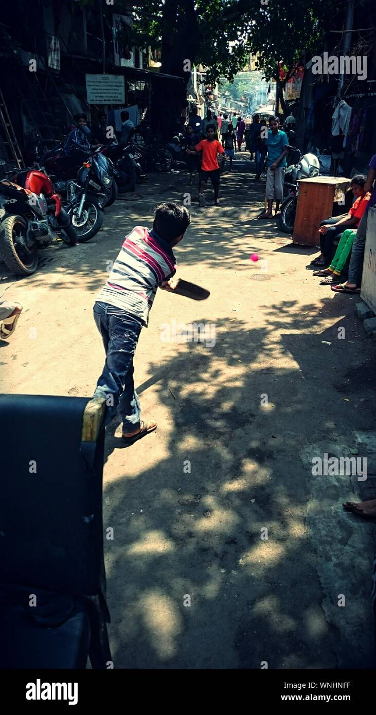 Indian street cricket hi-res stock photography and images - Alamy