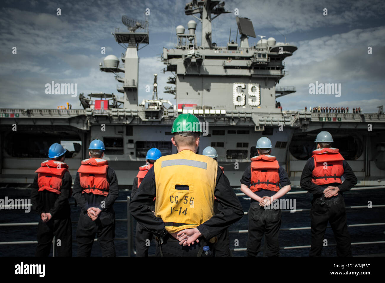 Navy soldiers hi-res stock photography and images - Alamy