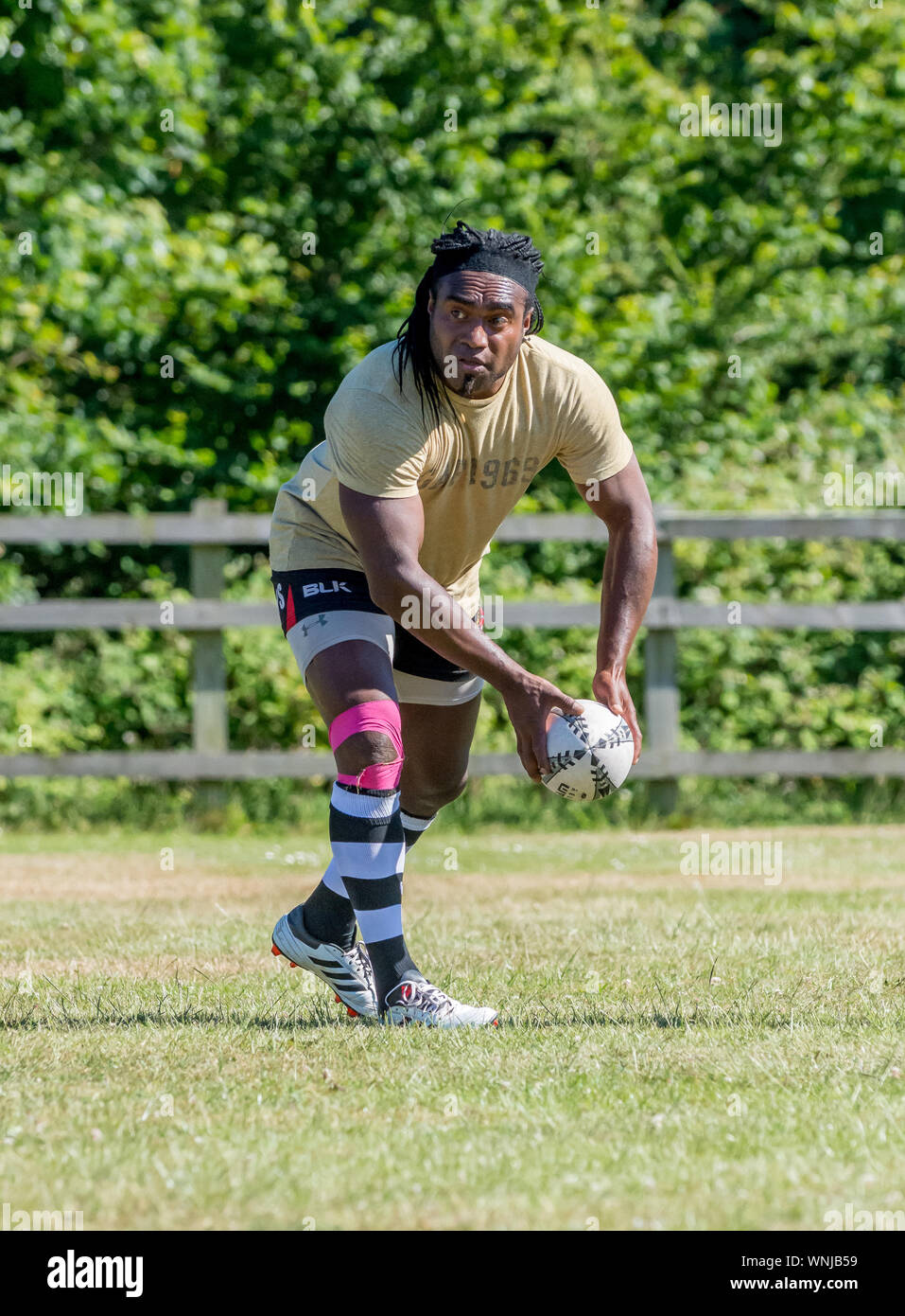 Preparing to throw a rugby ball hi-res stock photography and images - Alamy