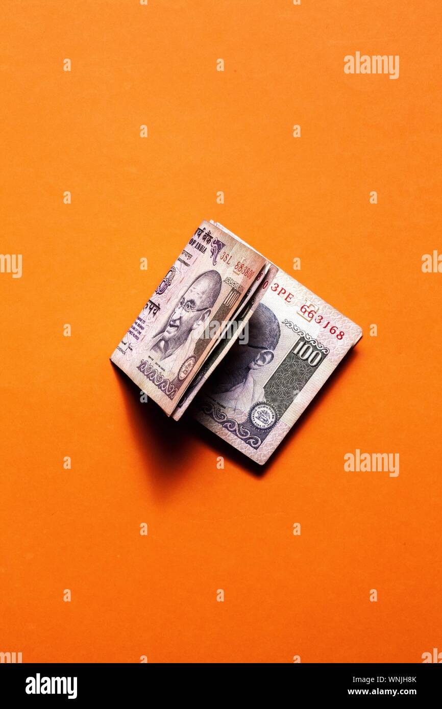 Hundred rupee note hi-res stock photography and images - Alamy