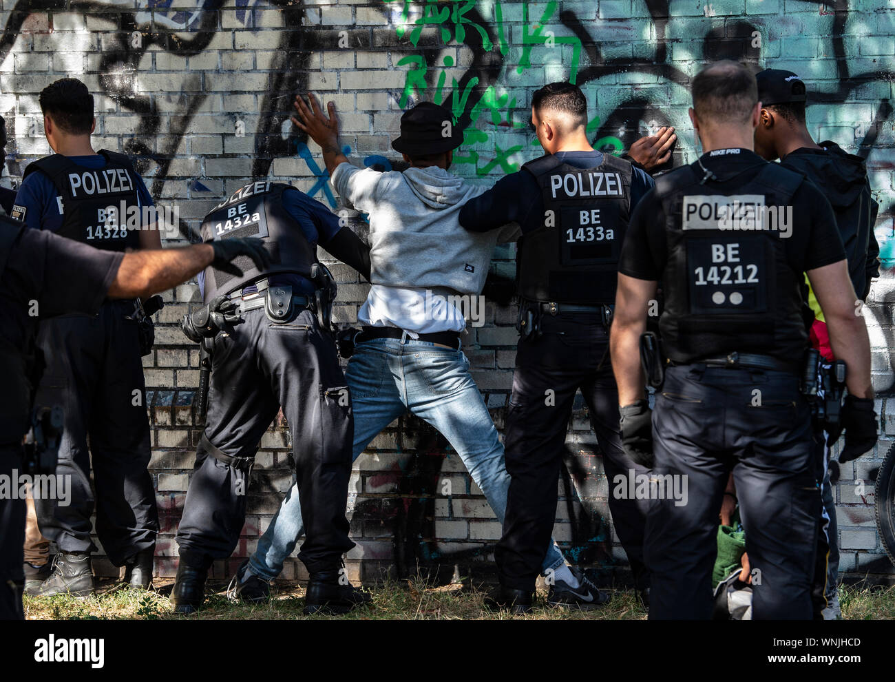 Berlin, Germany. 06th Sep, 2019. Police officers check a suspected drug ...
