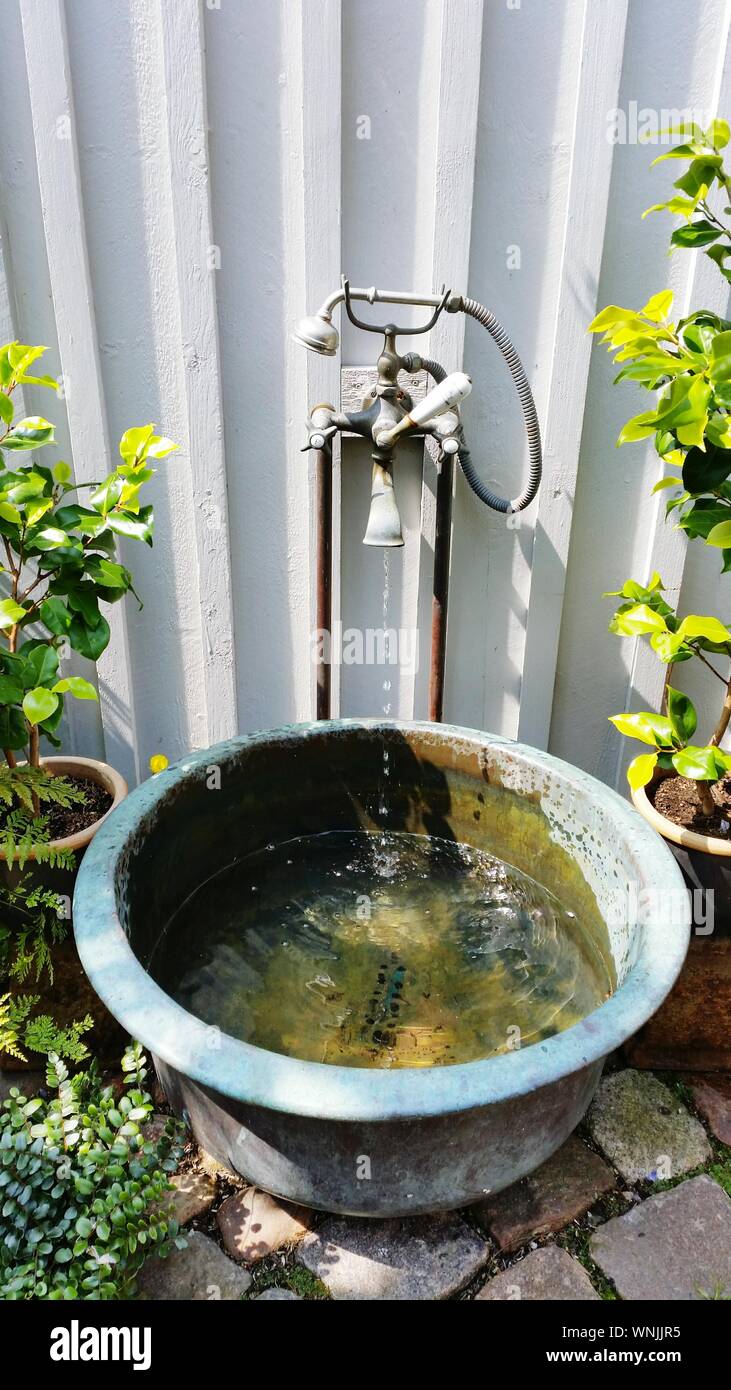 Bucket tap hi-res stock photography and images - Alamy