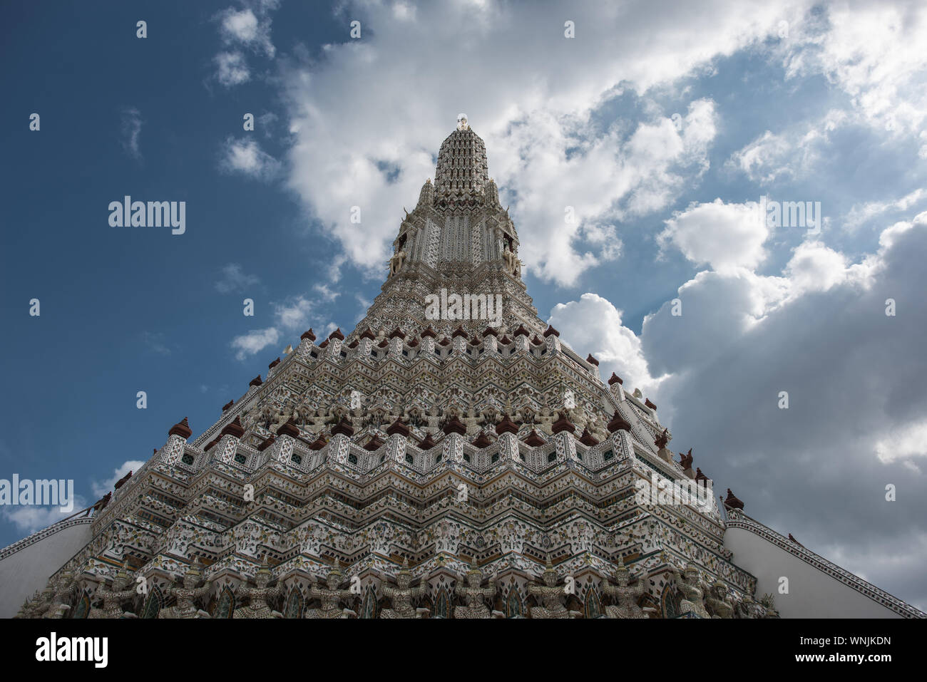 Bangkok temples sunlight hi-res stock photography and images - Alamy