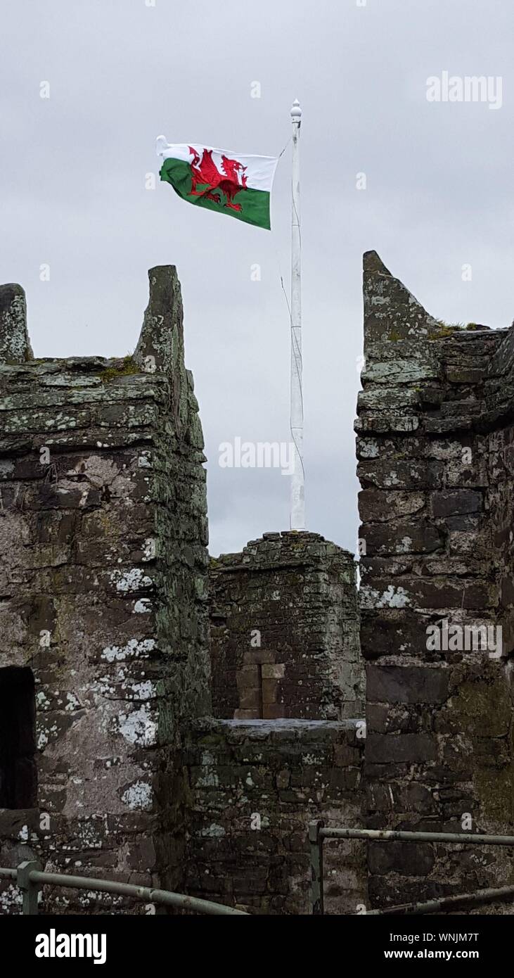 Welsh flag and people hi-res stock photography and images - Alamy