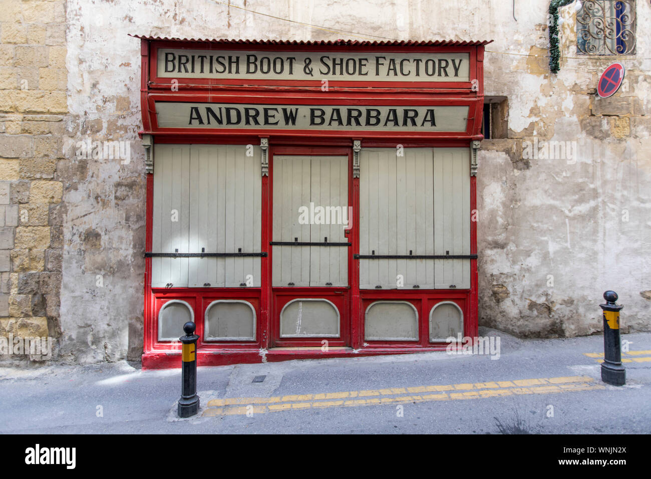 Shops in narrow lanes hi-res stock photography and images - Alamy
