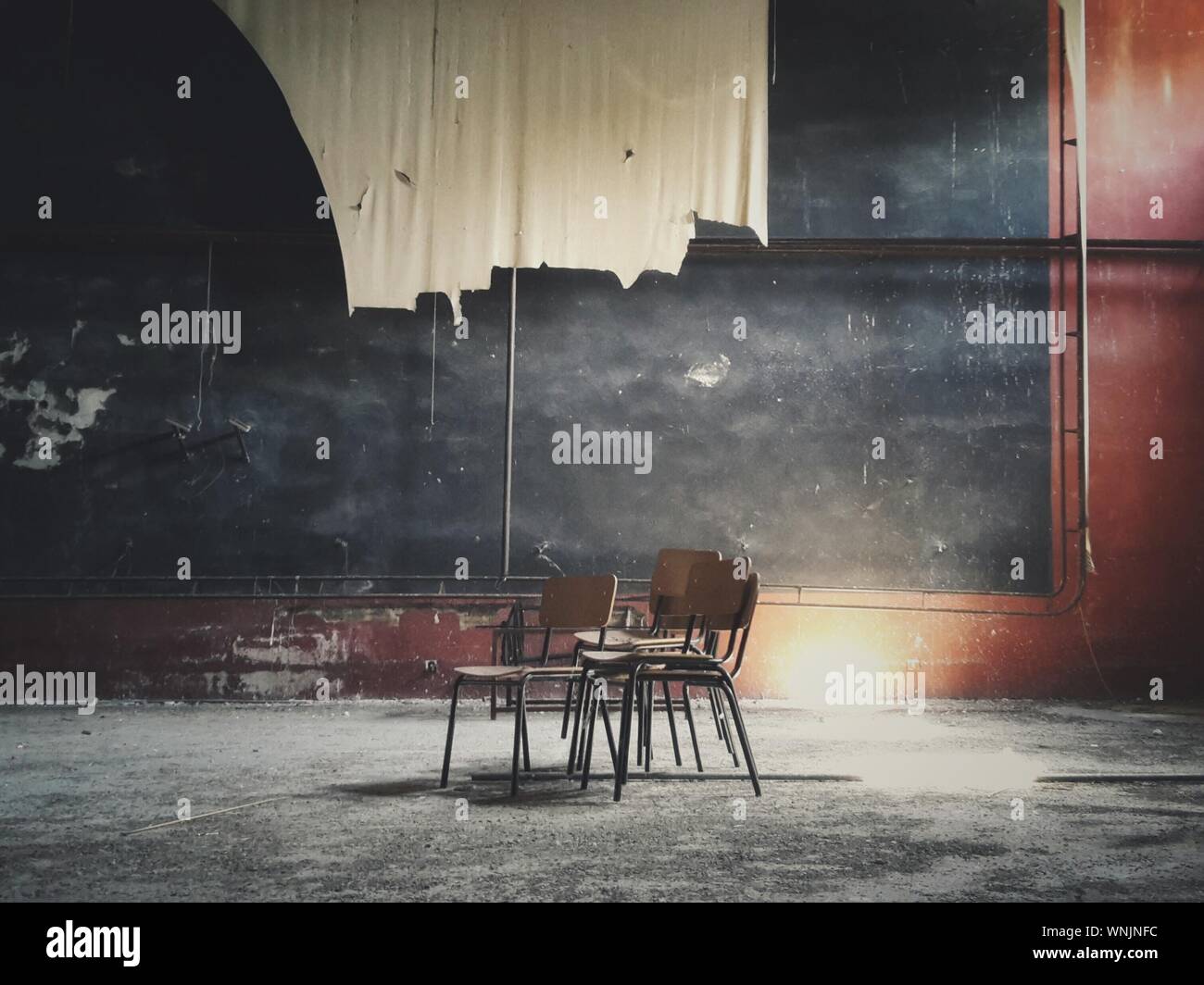 Run down theater hi-res stock photography and images - Alamy