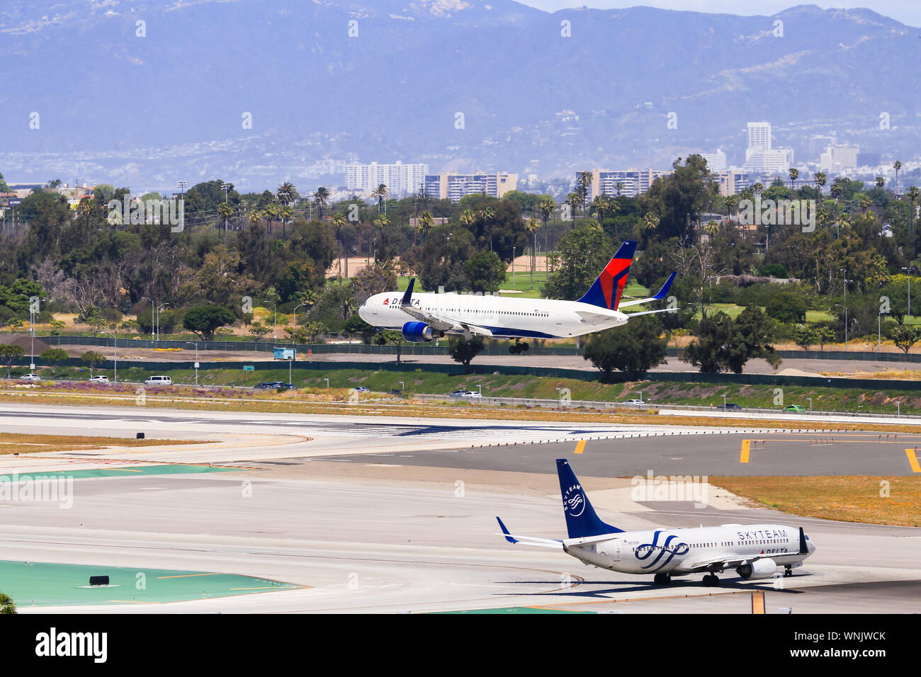 Delta 767 in flight hi-res stock photography and images - Alamy