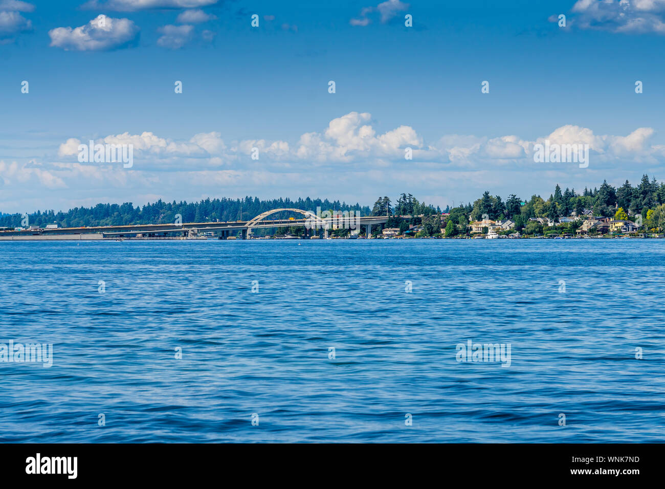 A view of homes along Lake Washington in Seattle Stock Photo - Alamy