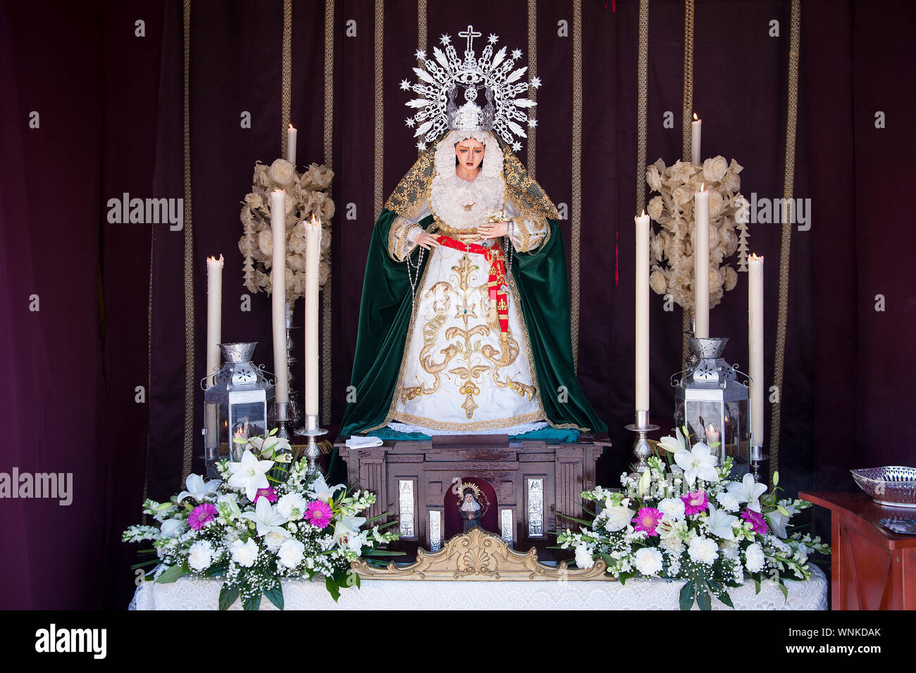Crying virgin mary statue hi-res stock photography and images - Alamy