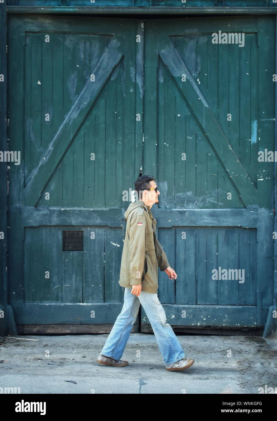 Side view with door closed hi-res stock photography and images - Alamy