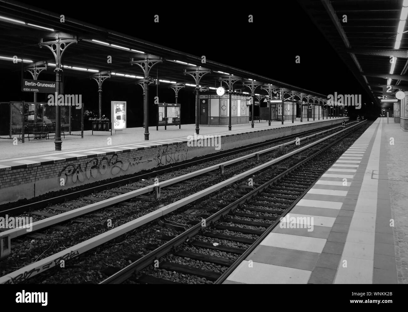 Station platform at night hi-res stock photography and images - Alamy