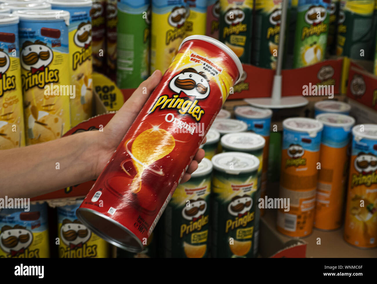 Pringles shelf hi-res stock photography and images - Alamy