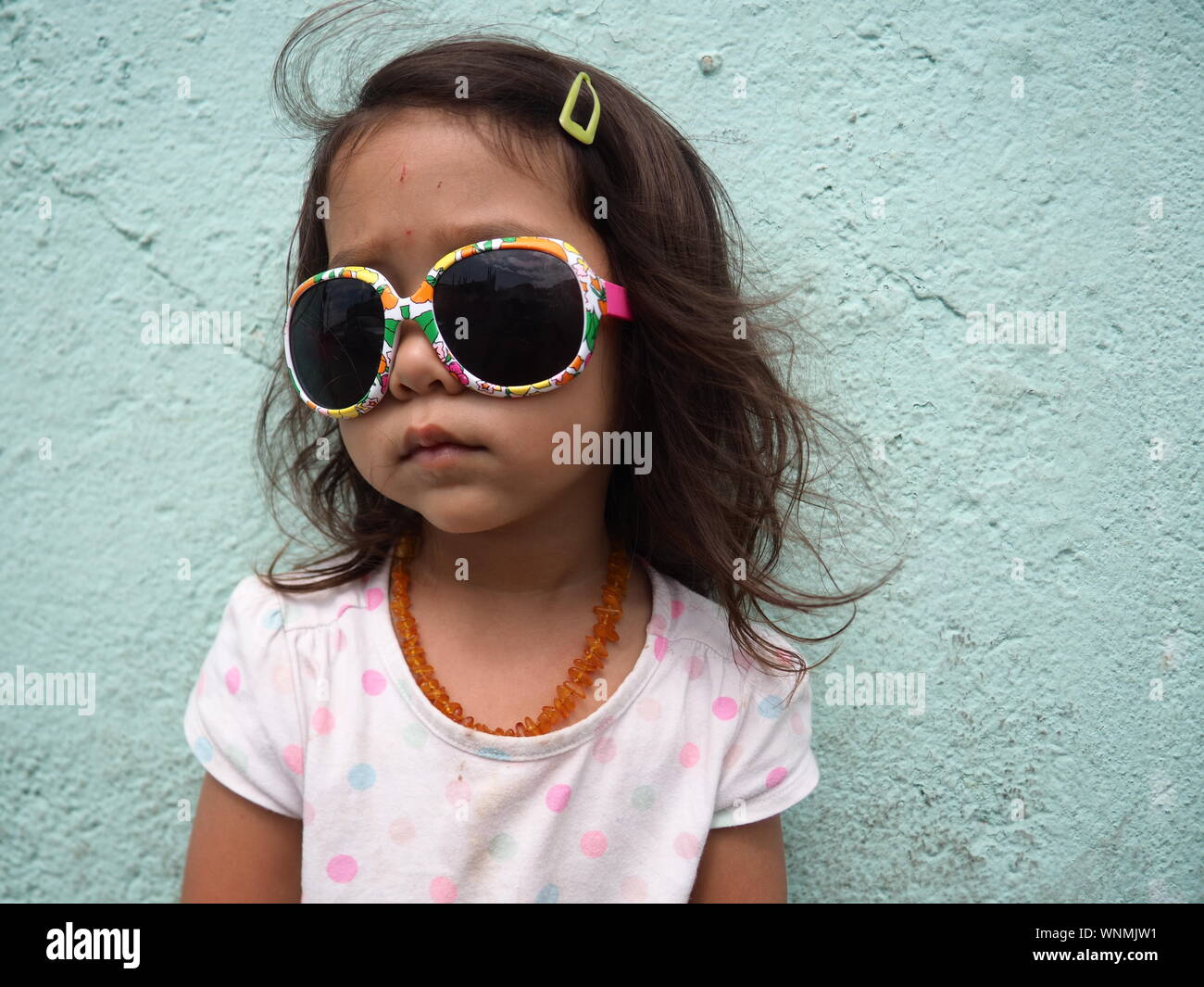 Girl wearing sunglasses hi-res stock photography and images - Alamy