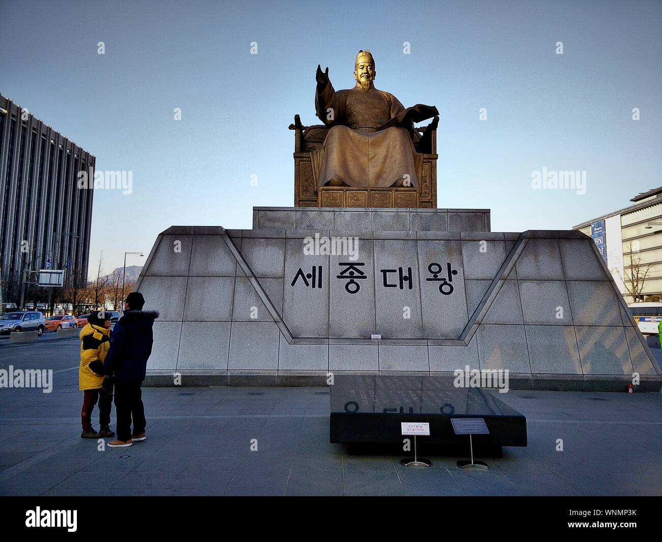 Human statue people hi-res stock photography and images - Alamy