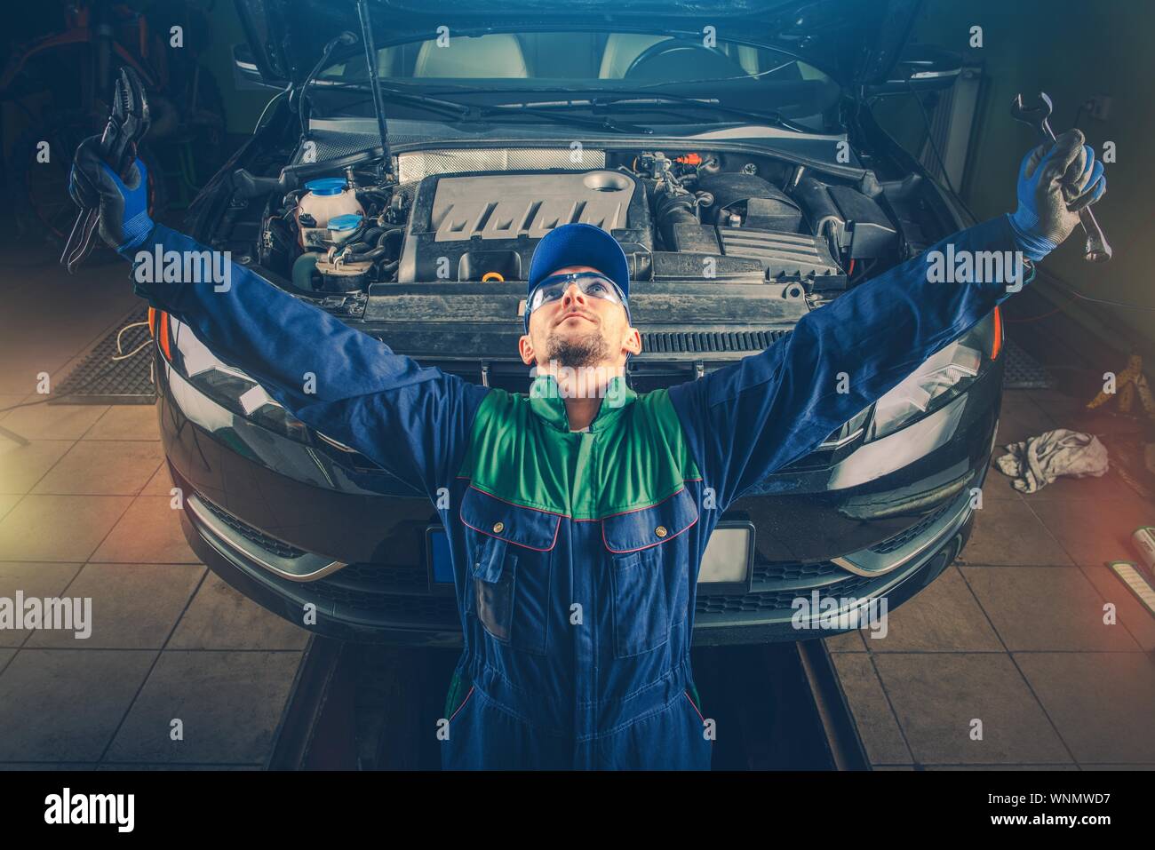 Car up garage hi-res stock photography and images - Alamy