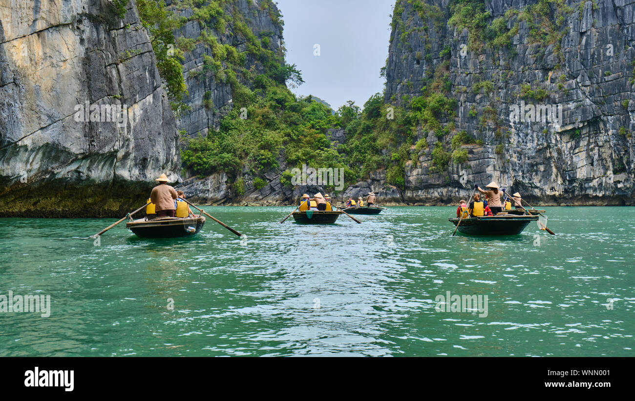 Group people in boats hi-res stock photography and images - Alamy