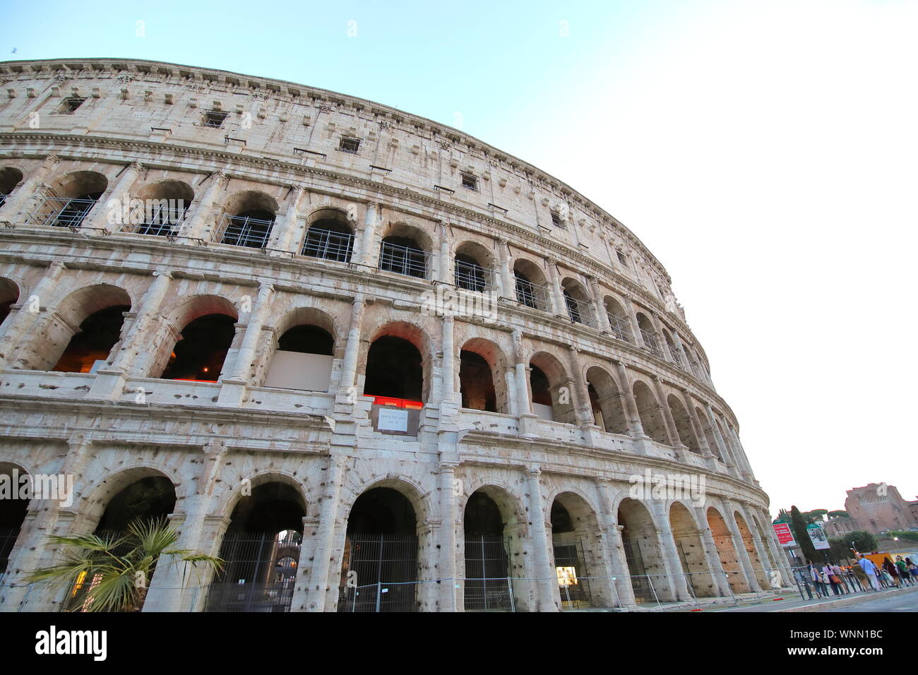 People visit colosseum historical hi-res stock photography and images ...
