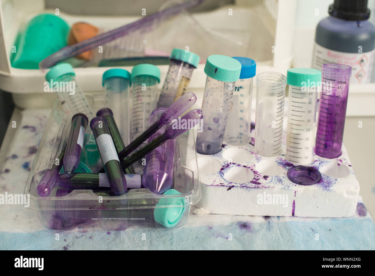 Messy laboratory hi-res stock photography and images - Alamy