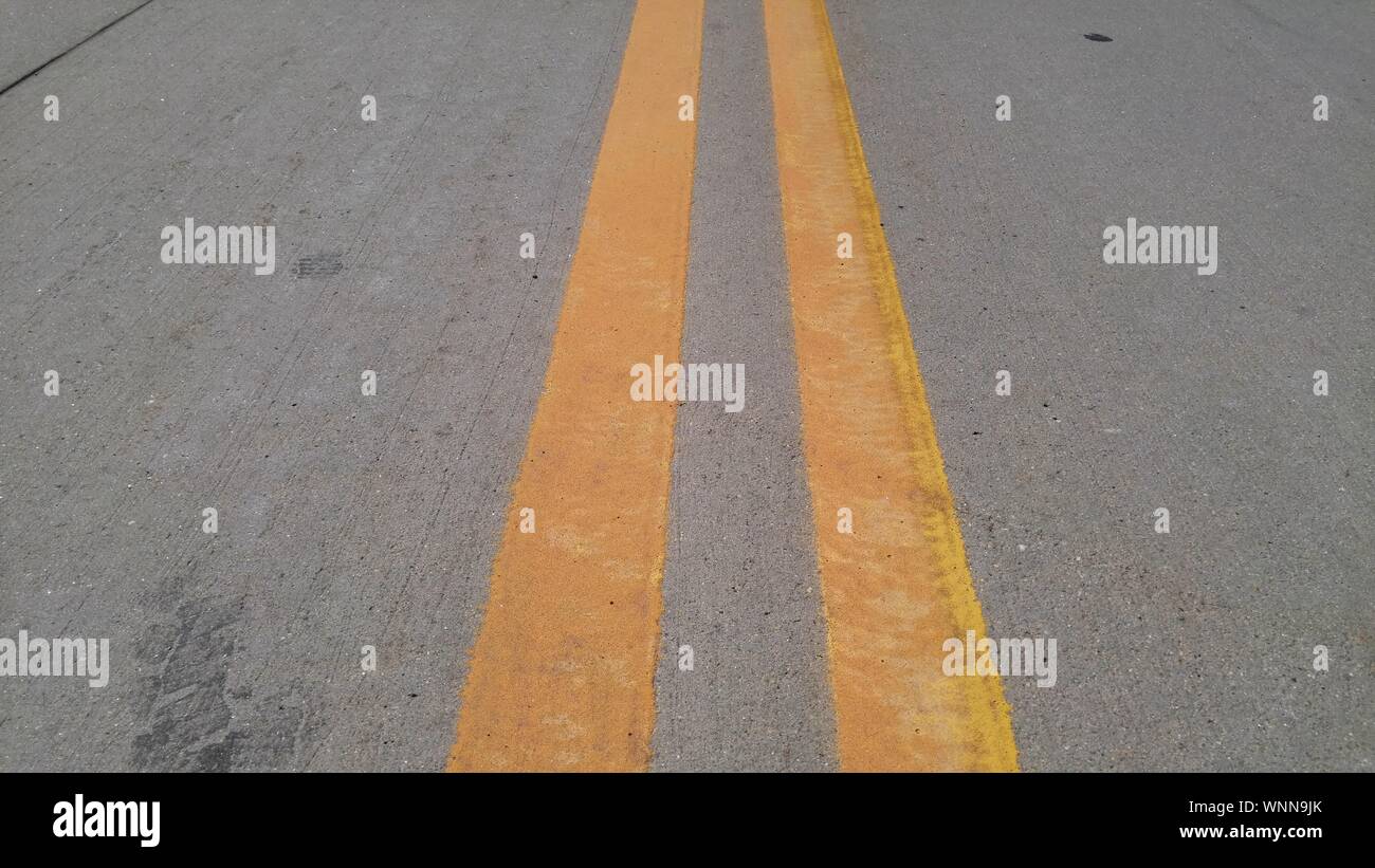 Road markings parallel hi-res stock photography and images - Alamy