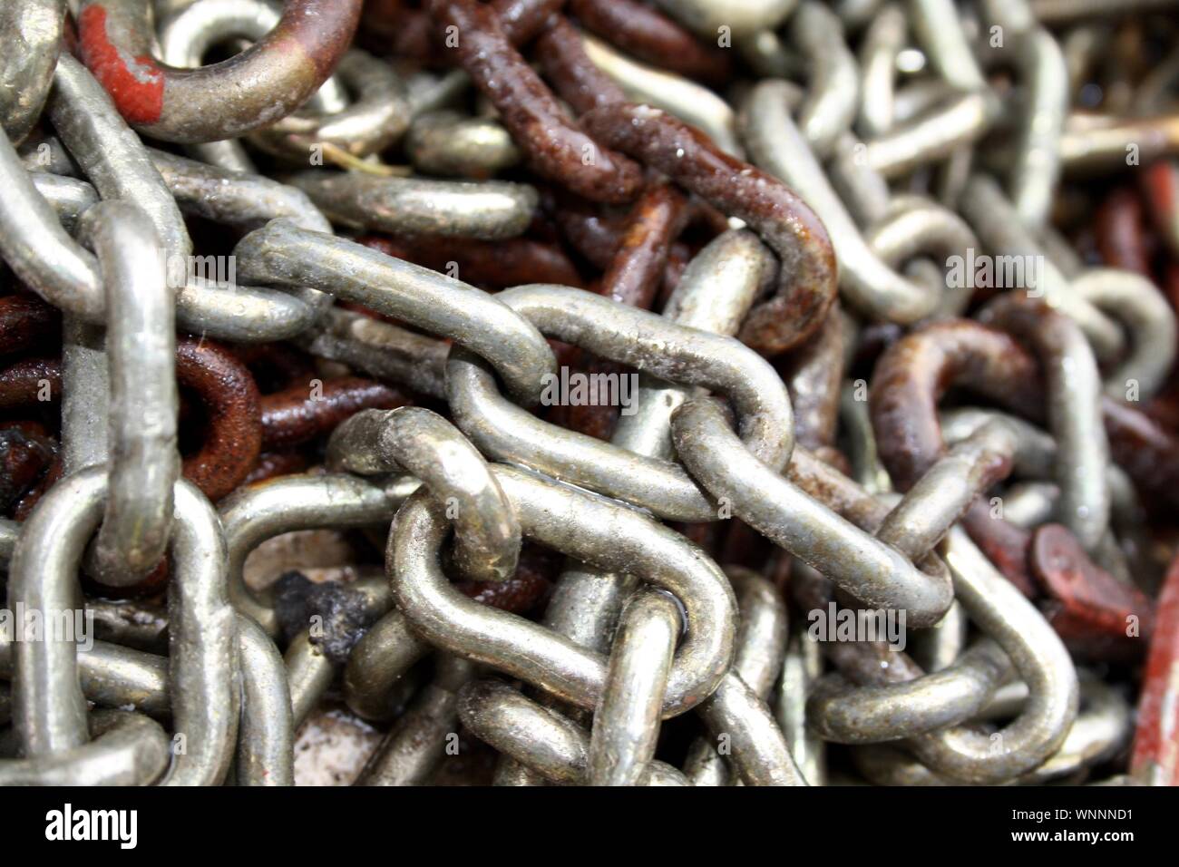 Shiny chains hi-res stock photography and images - Alamy