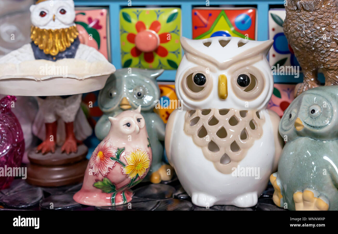 Different figurines of owls in the gift shop Stock Photo - Alamy