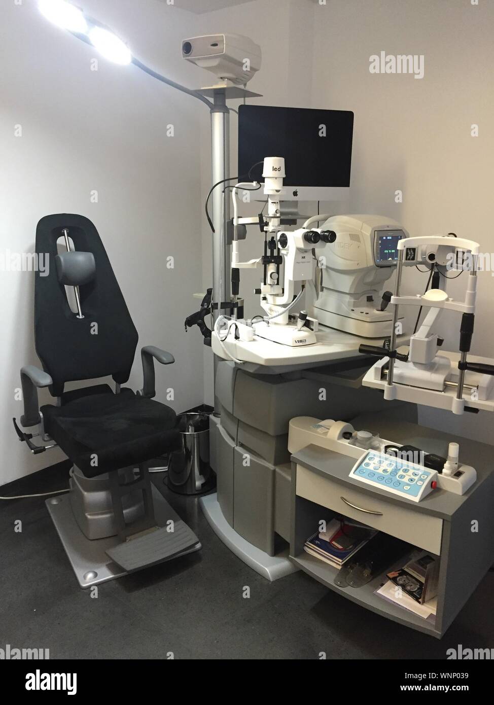 Hospital test hi-res stock photography and images - Alamy