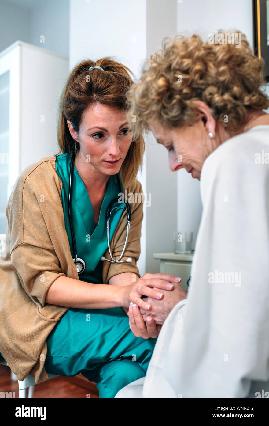Nurse senior bed hospital hi-res stock photography and images - Alamy