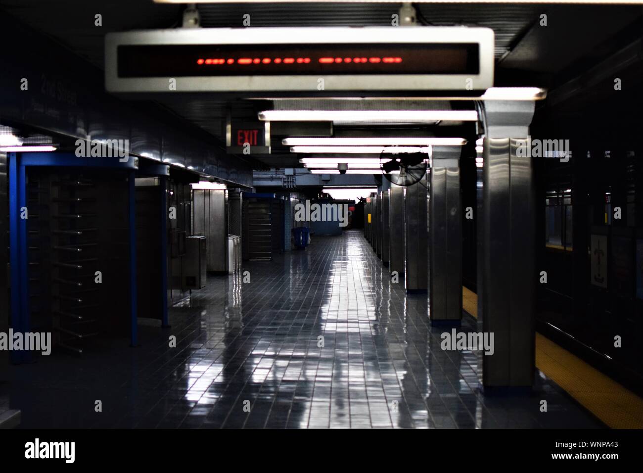 Empty Subway Station Stock Photo - Alamy
