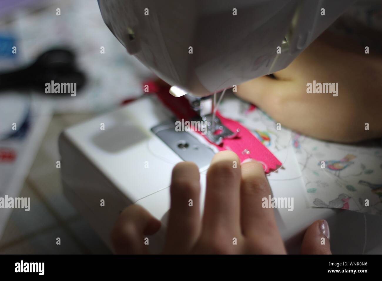 Hands sewing machine hi-res stock photography and images - Alamy