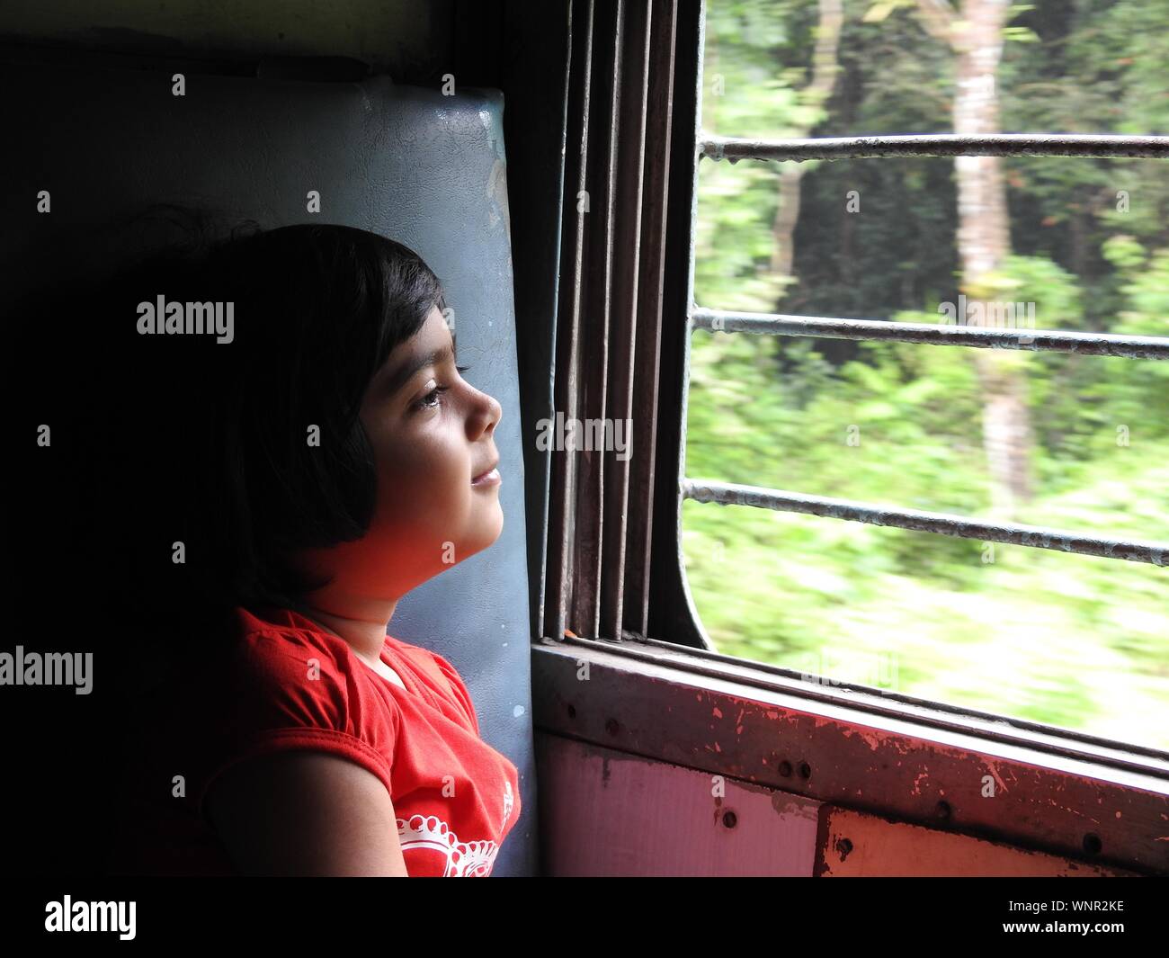 Child looking through window hi-res stock photography and images - Alamy