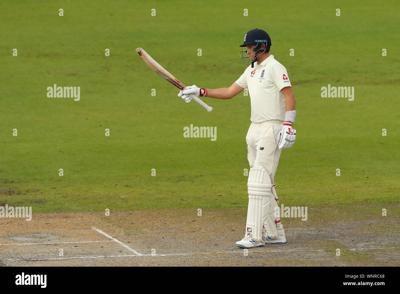 Manchester, UK. 06th Sep, 2019. Joe Root of England celebrates scoring ...