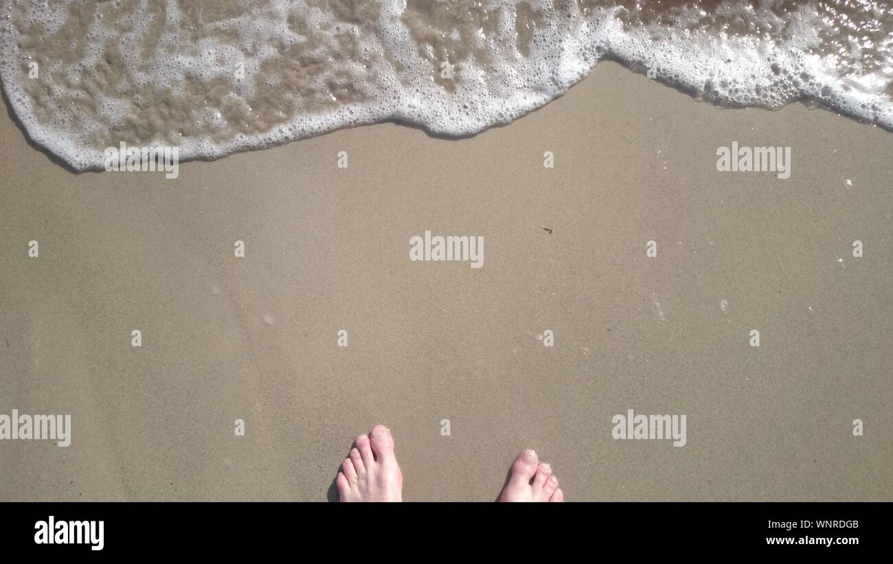 Human feet on the beach hi-res stock photography and images - Alamy