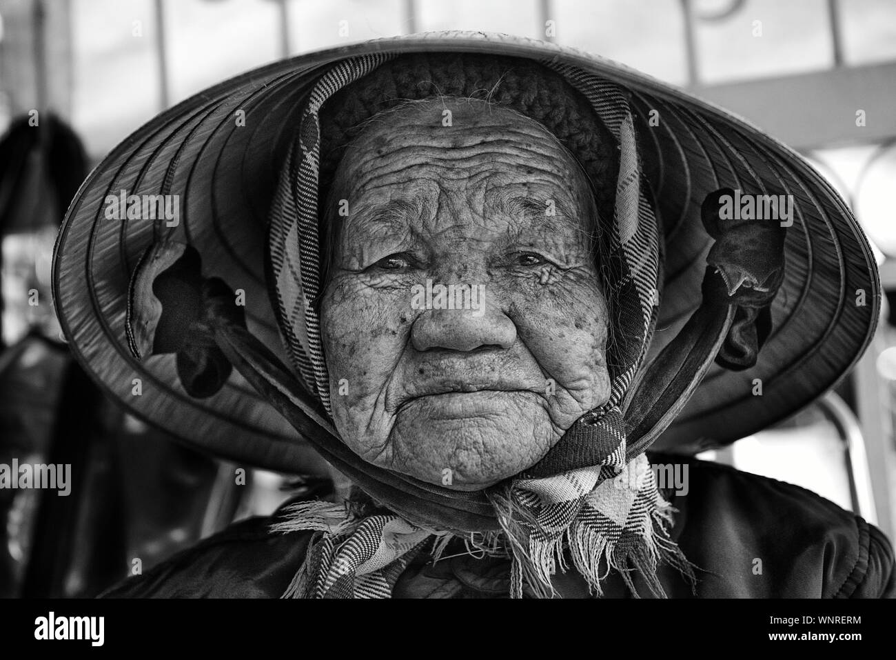 Woman no face statue hi-res stock photography and images - Alamy