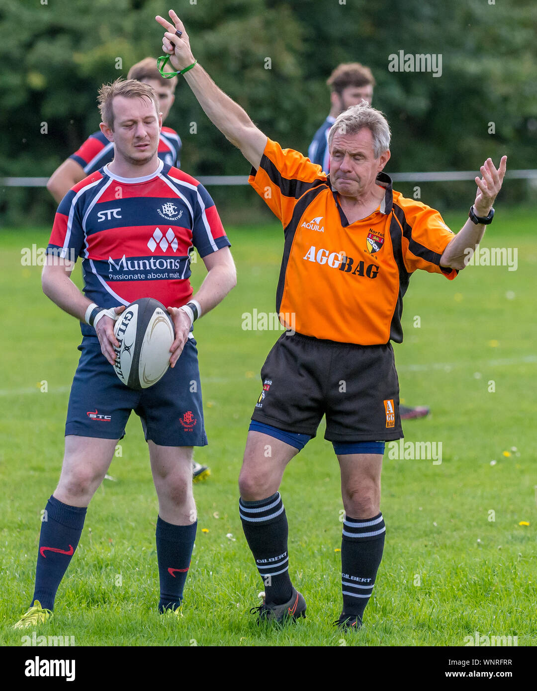 Referee signals rugby hi-res stock photography and images - Alamy