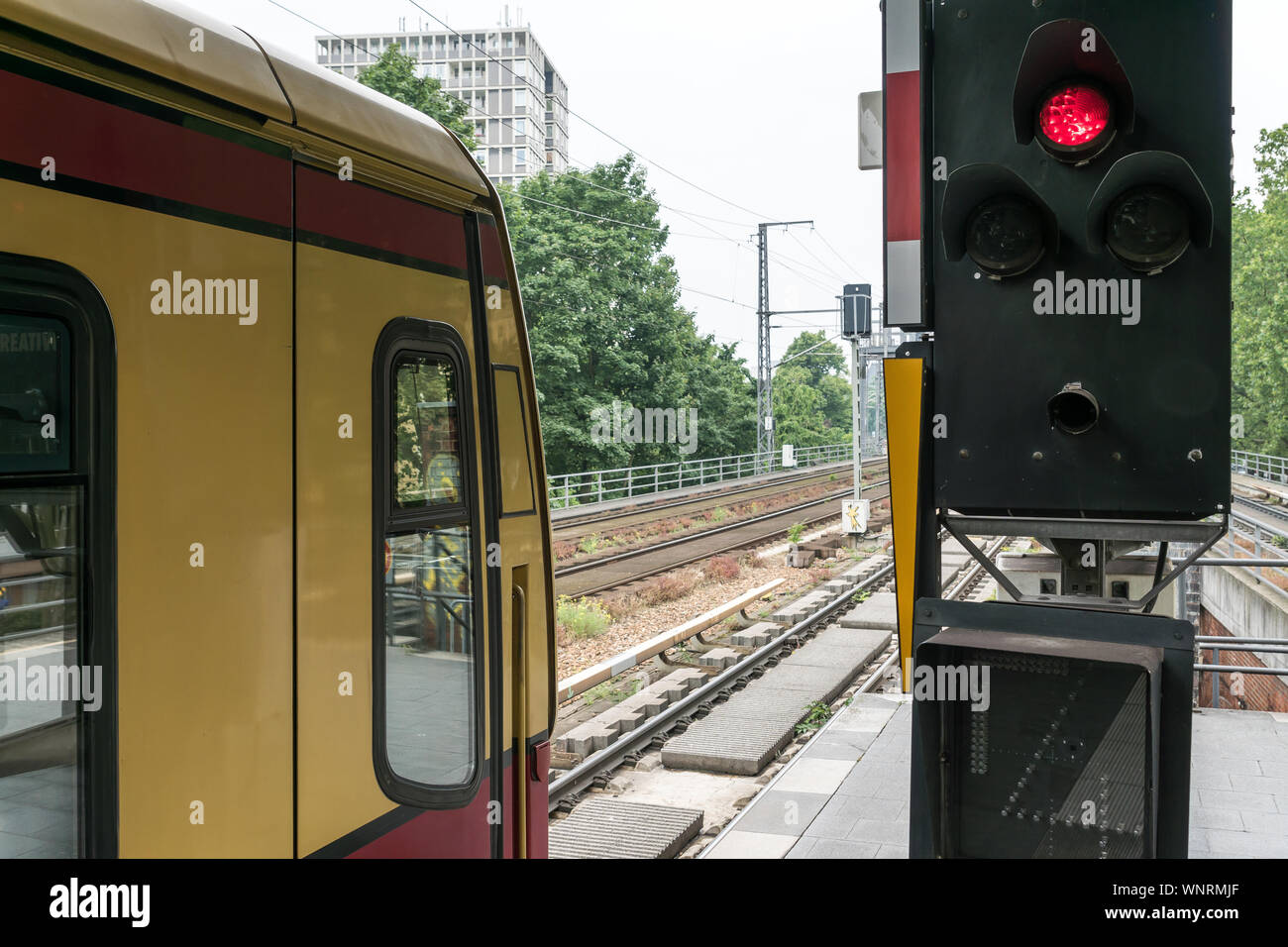 Signal platform hi-res stock photography and images - Alamy