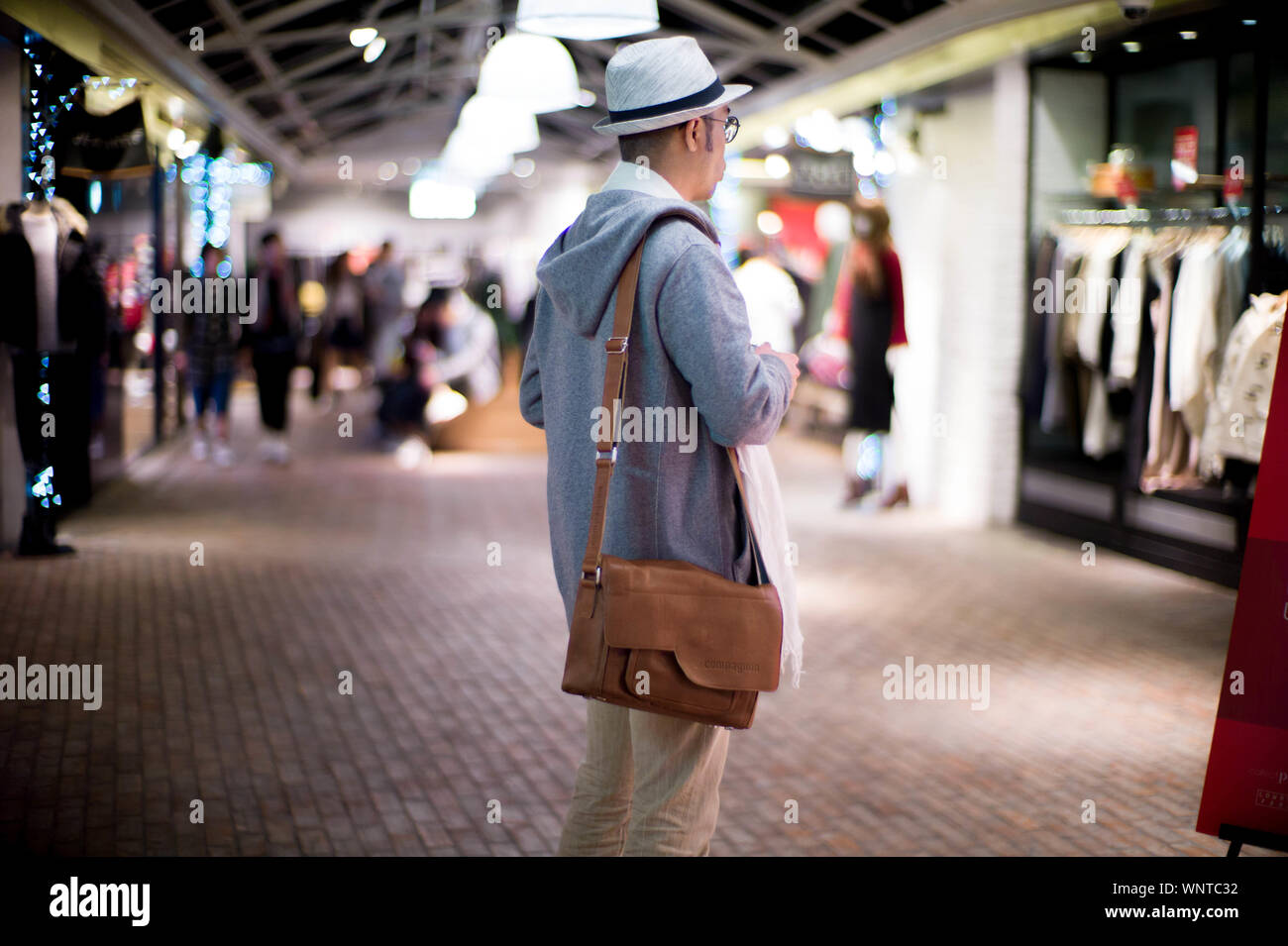 Man in mall hi-res stock photography and images - Alamy