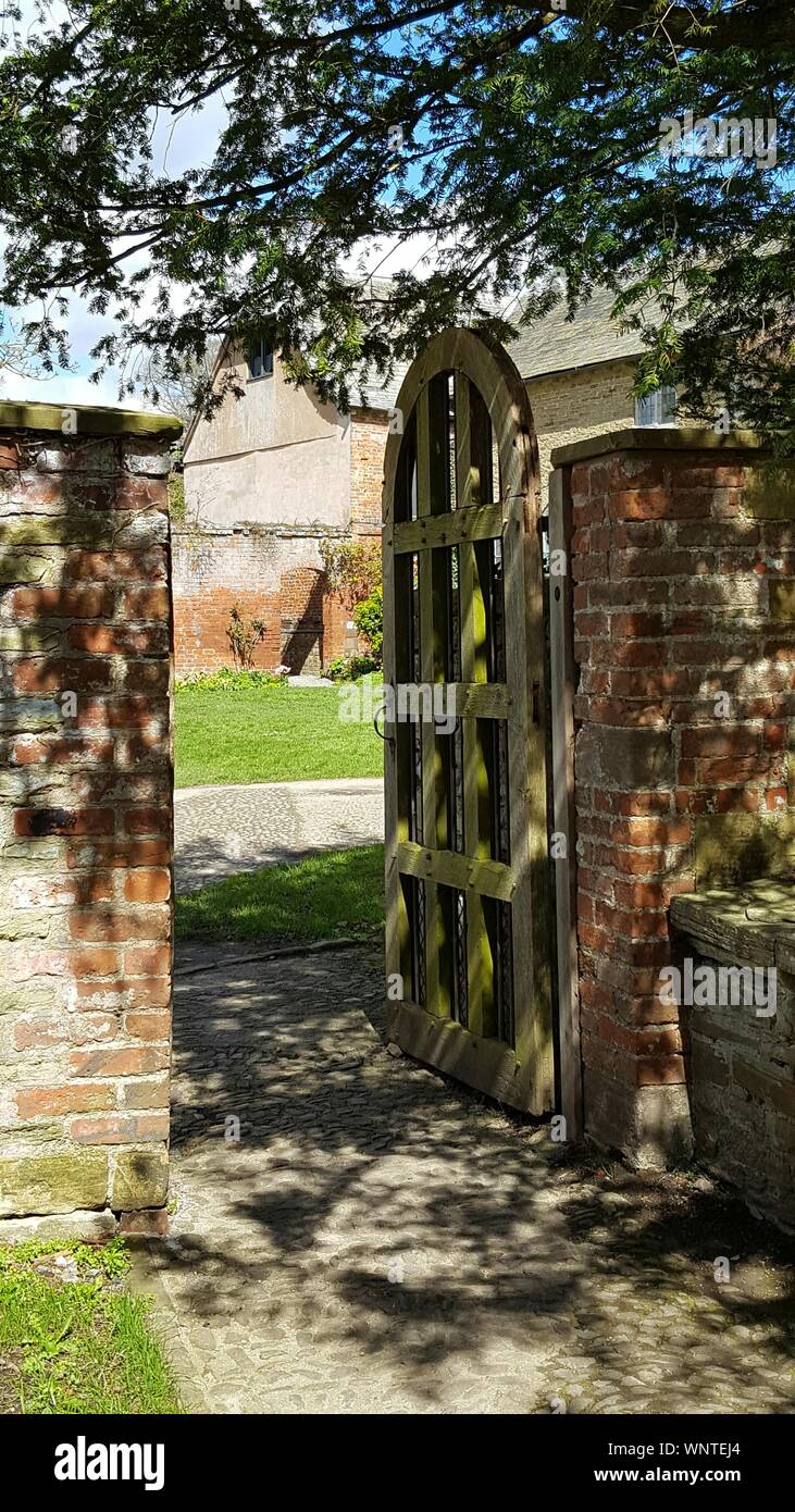 Open the gate hi-res stock photography and images - Alamy